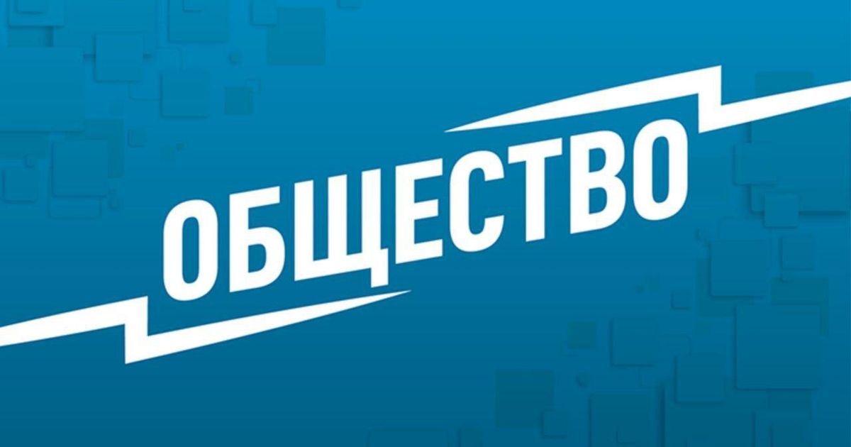 Памятник Алексею Балабанову в Екатеринбурге 2026: вагон трамвая из ...