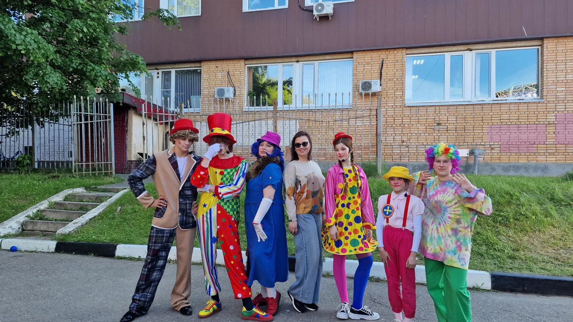 «Фунтик приехал!»: клоуны и поросенок из сказки поздравили детей с 1 ...
