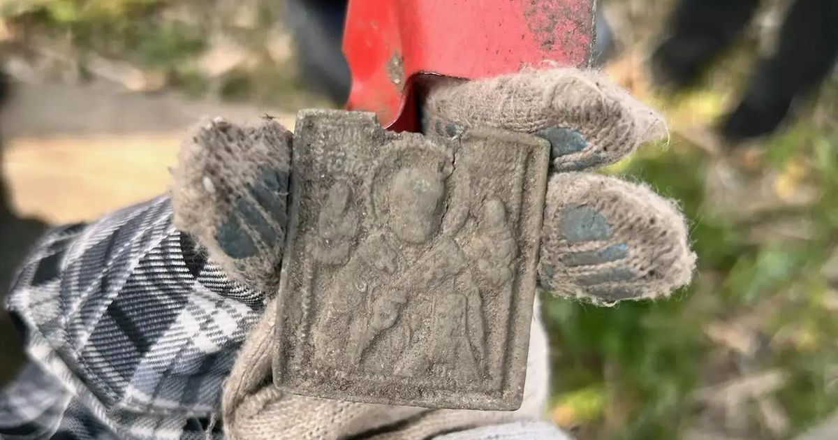 XVIII век на ладони: в Коломне извлекли из земли медную иконку с ликом ...
